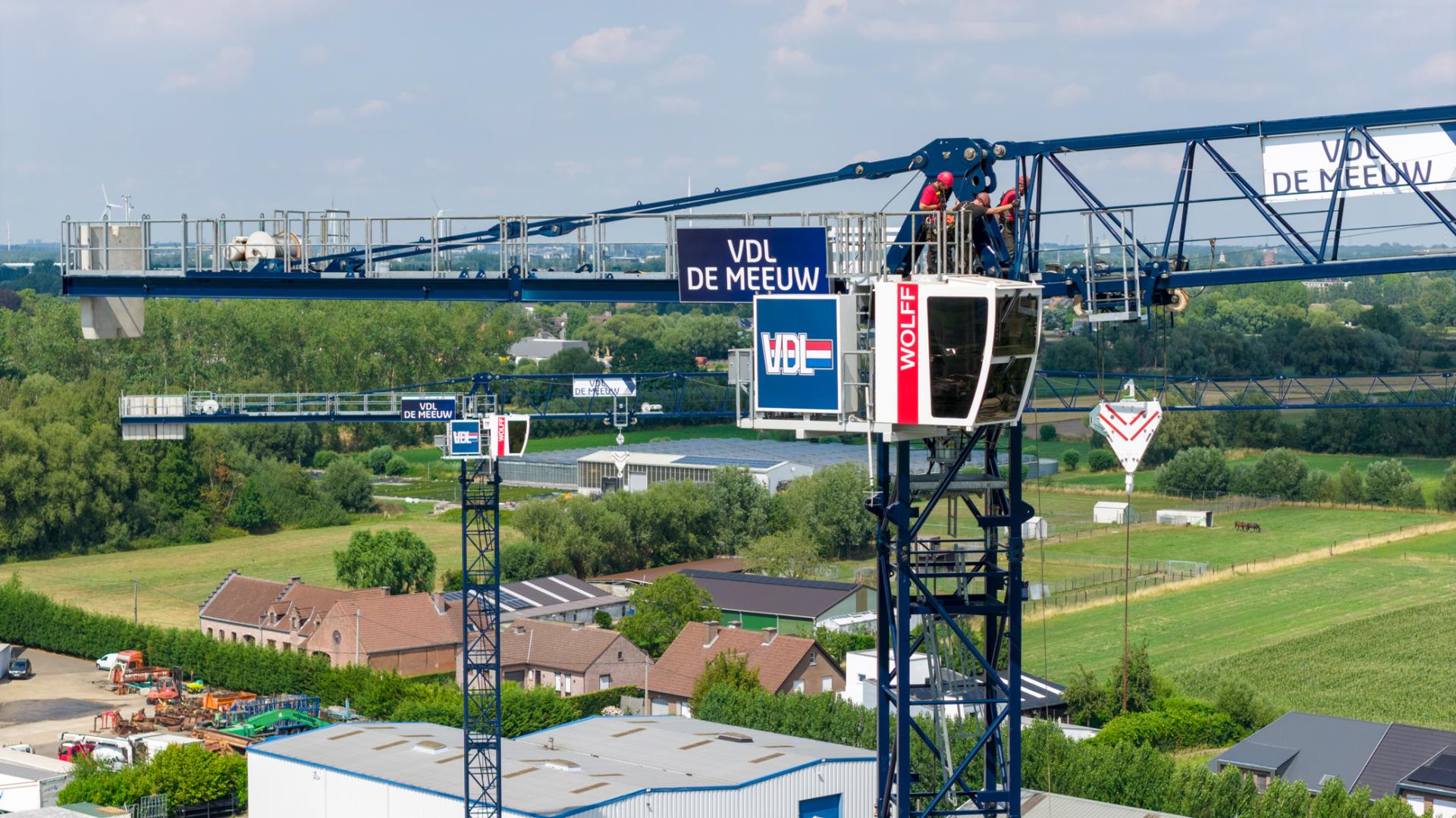 Twee Wolff 7534 torenkranen gemonteerd bij VDL De Meeuw in Willebroek | Verhelst Group